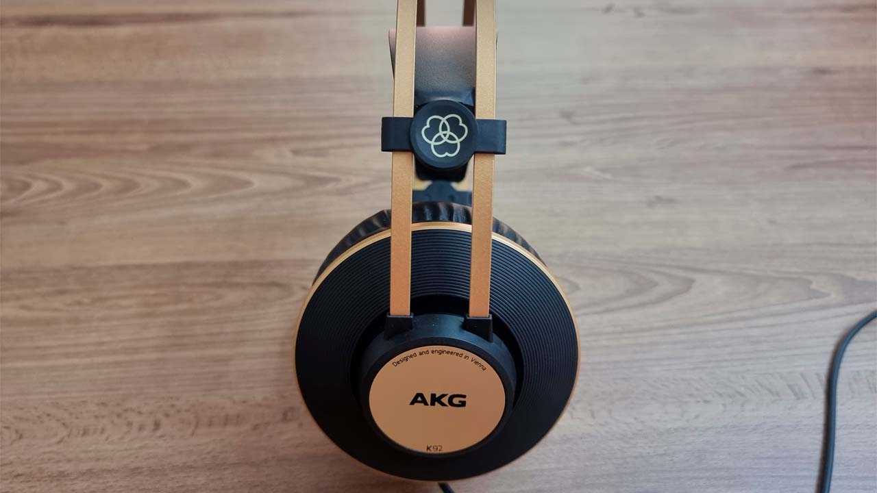 AKG K92: Um fone barato para produtores, músicos e entusiastas do áudio ...